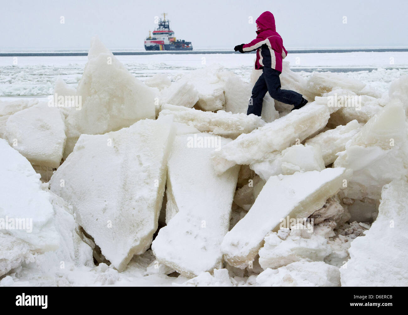 Icebreaker 'Arkona' clears the shipping lane of the Greifswald Bodden ...