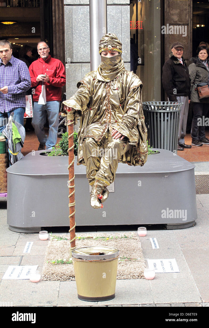 Street artist costume statue hi-res stock photography and images - Alamy