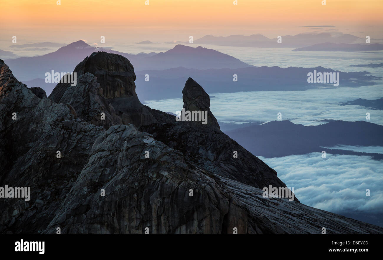 Dawn over the Ugly Sister Peak from the Low's Peak summit of Gunung ...