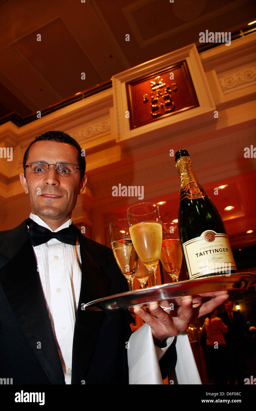 Silver tray with drinks waiter hi-res stock photography and images - Alamy