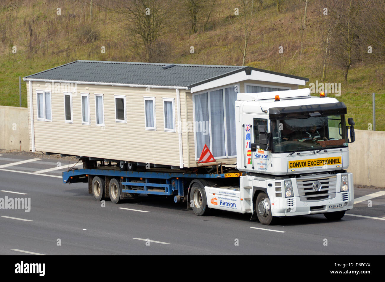 Portable prefabricated mobile bungalow housing unit on lorry trailer ...