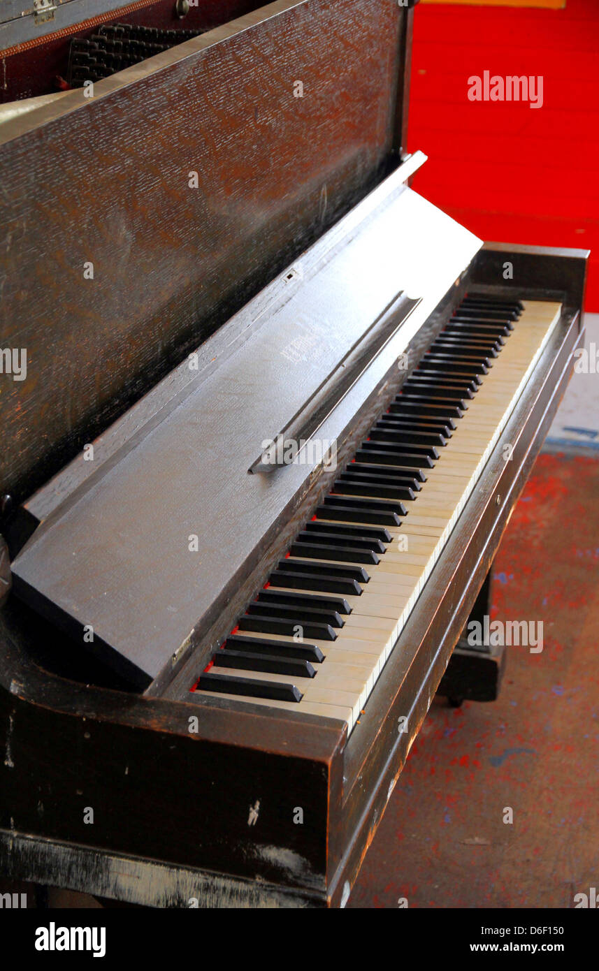 Old piano hi-res stock photography and images - Alamy