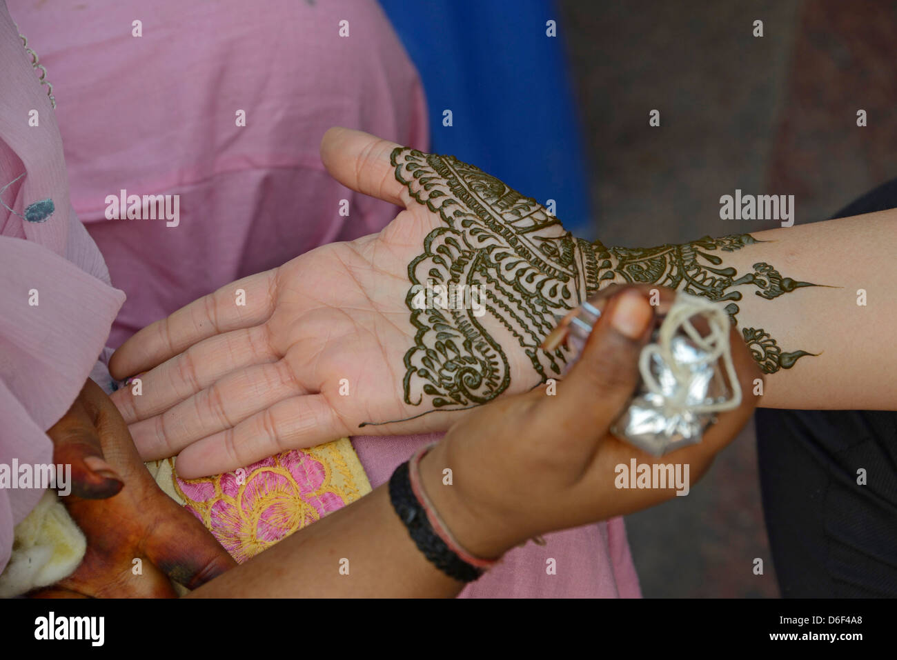 Decorated Hanna is applied to a visitor's hand in Delhi, India Stock ...