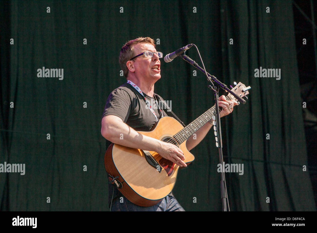 The Proclaimers, Charlie and Craig Reid, identical twins from Scotland ...