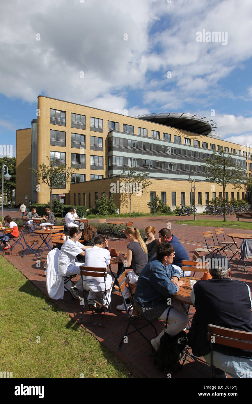 Hospital building outside hi-res stock photography and images - Alamy
