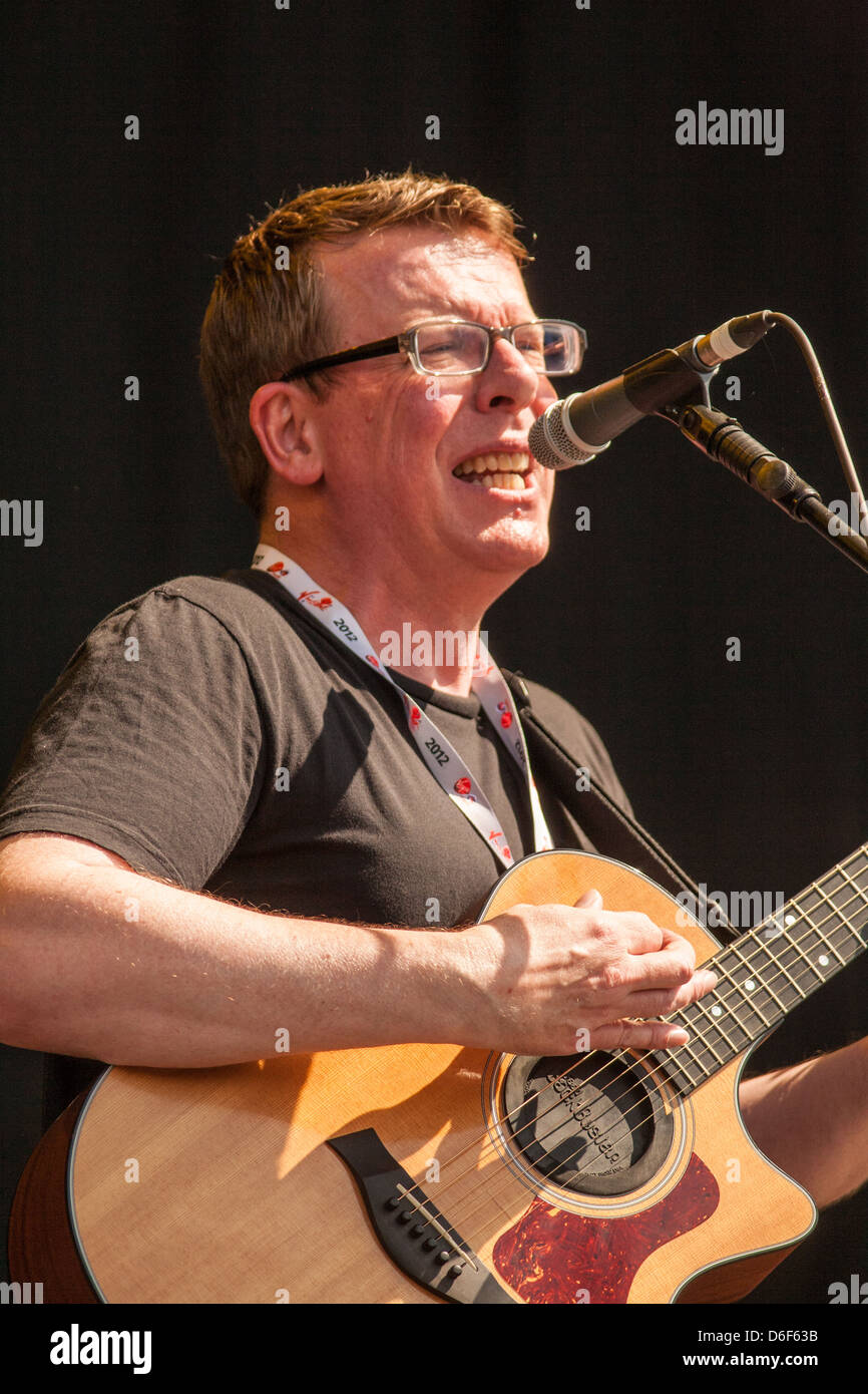 The Proclaimers, Charlie and Craig Reid, identical twins from Scotland ...