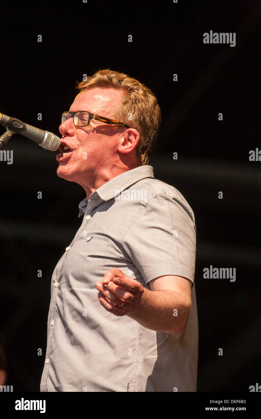 The Proclaimers, Charlie and Craig Reid, identical twins from Scotland ...