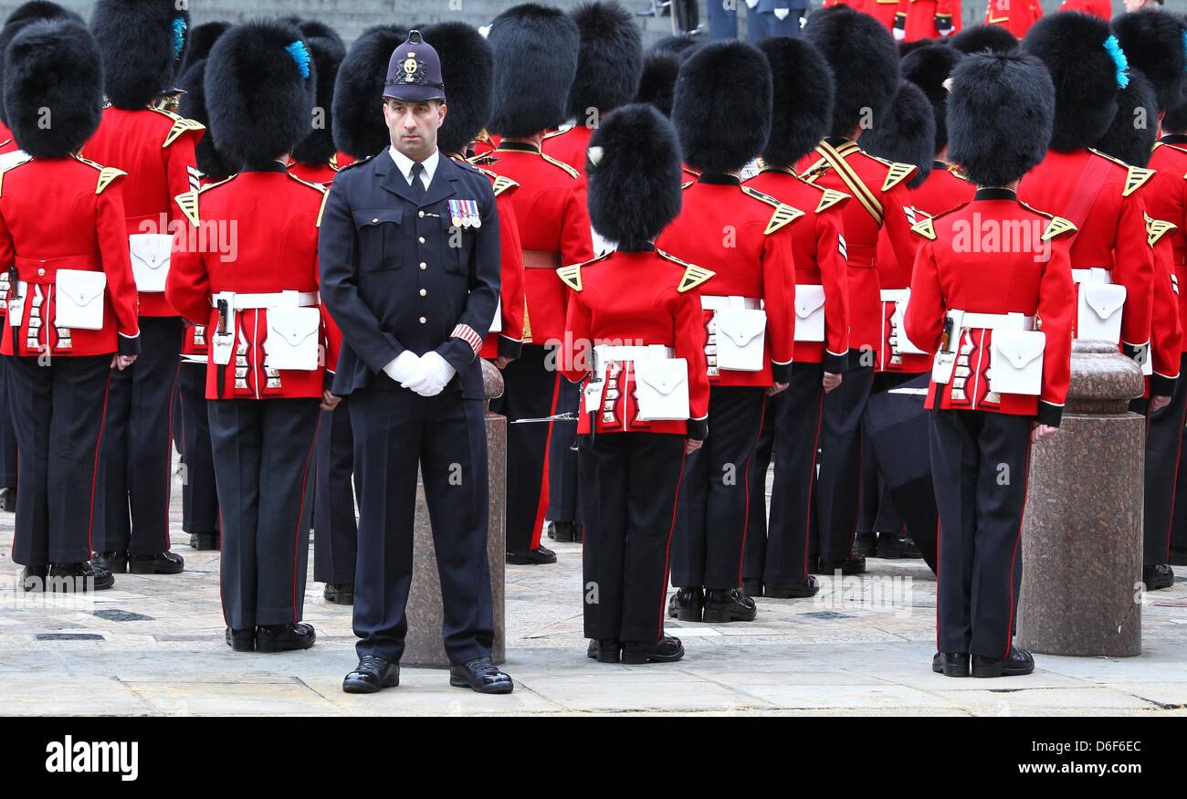 Queen elizabeth philip guard hi-res stock photography and images - Alamy