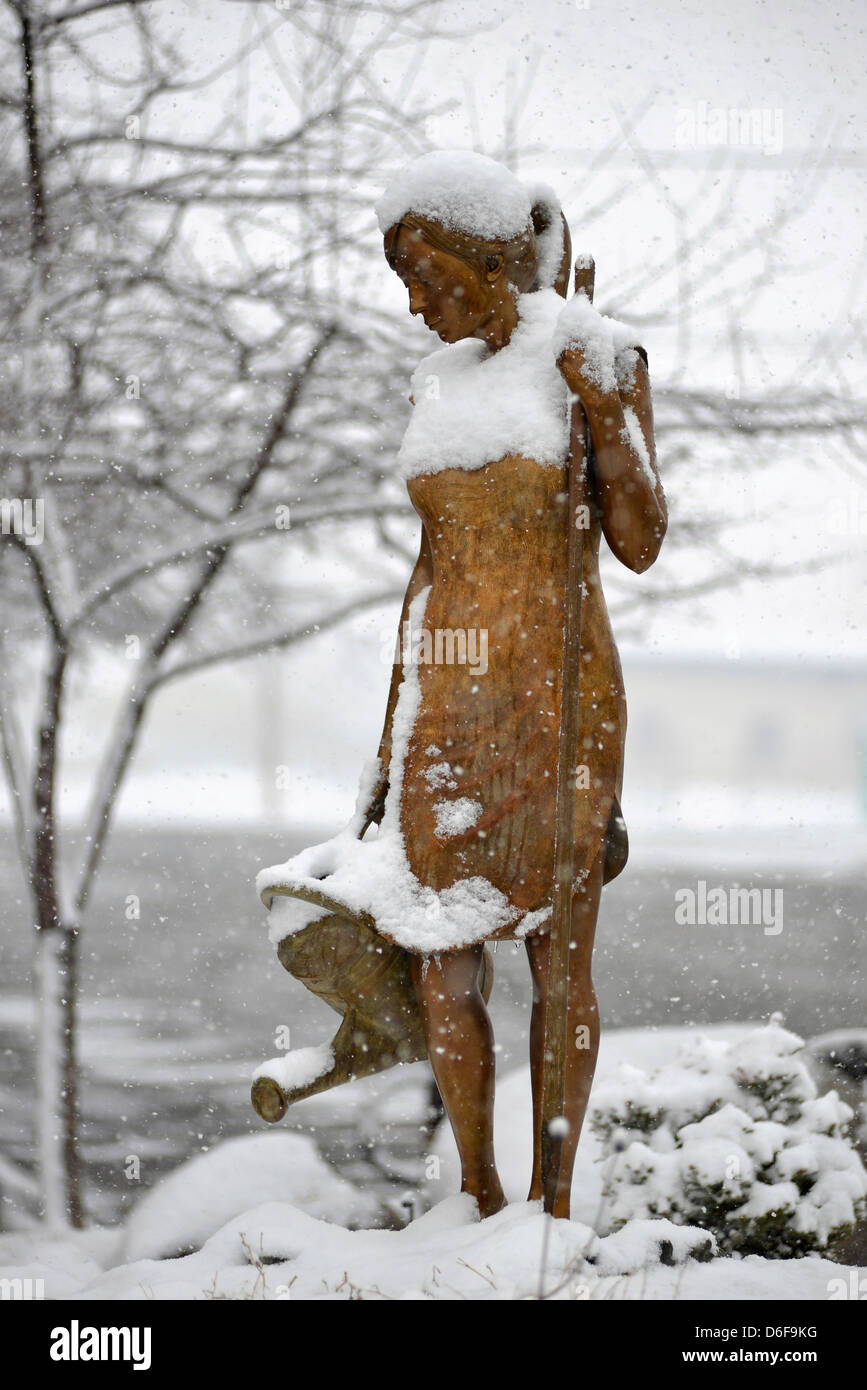 Bronze statue in a snowstorm, Joseph, Oregon Stock Photo - Alamy