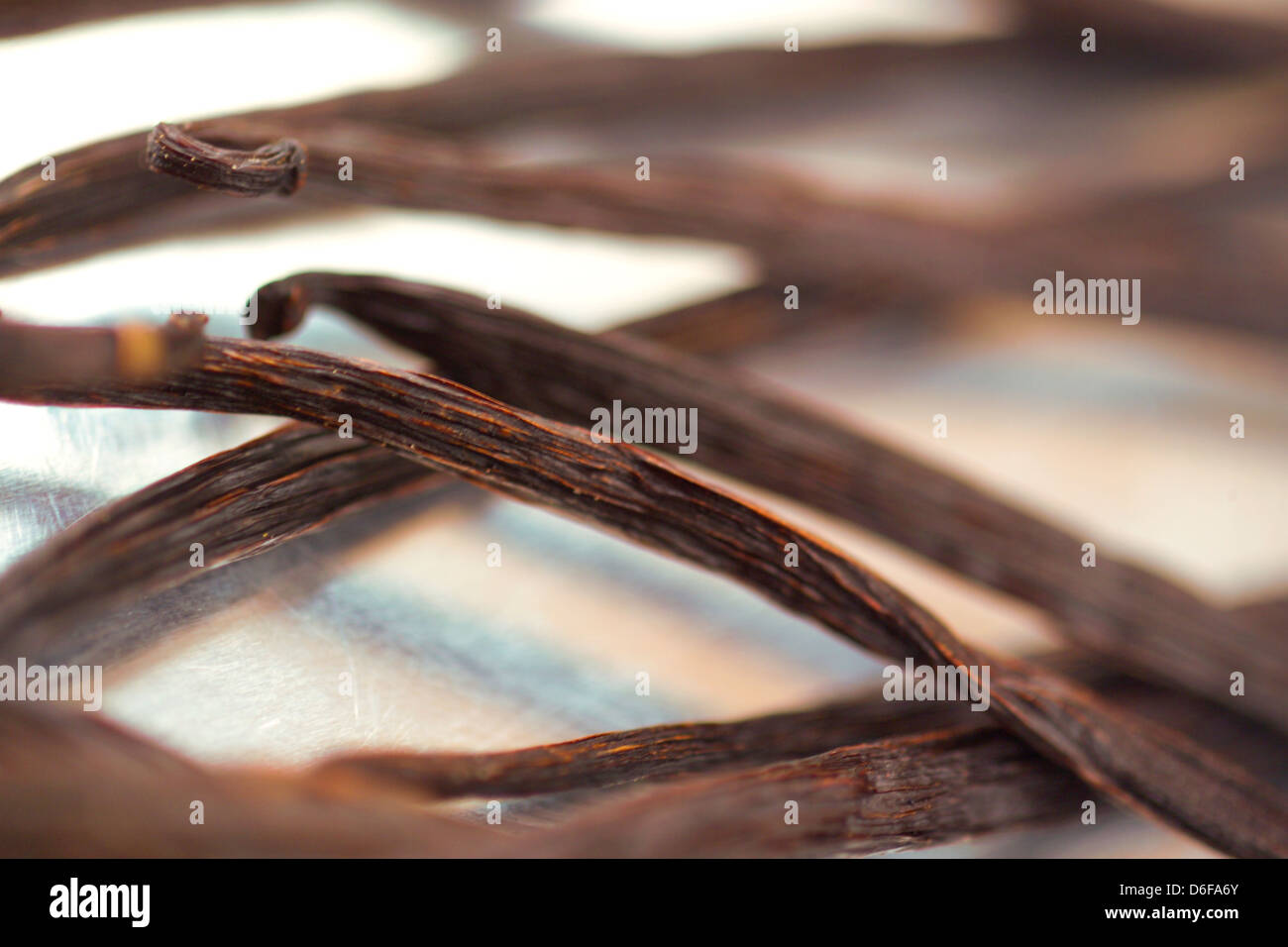 Whole vanilla pods hi-res stock photography and images - Alamy
