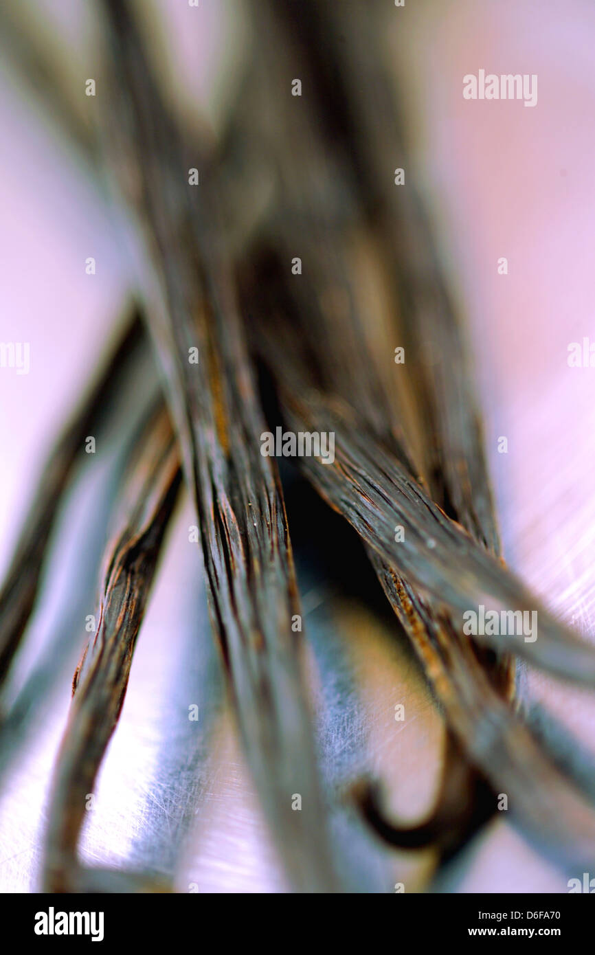 Whole vanilla pods hi-res stock photography and images - Alamy