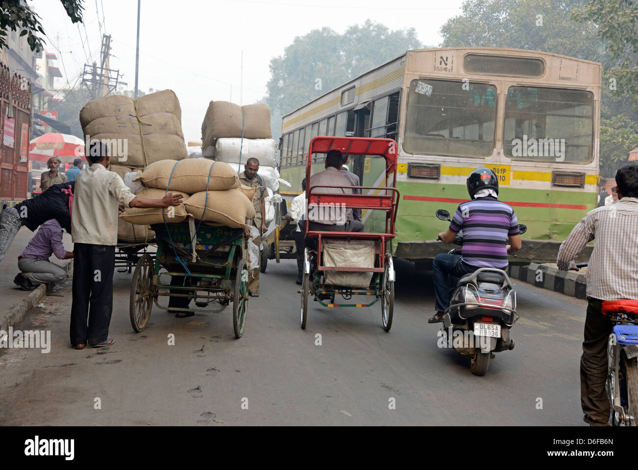 Congested traffic in the narrow streets of Chandni Chowk, Old Delhi ...