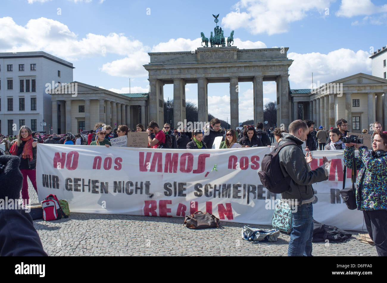 Spanish protest at the Brandenburg Gate Stock Photo - Alamy