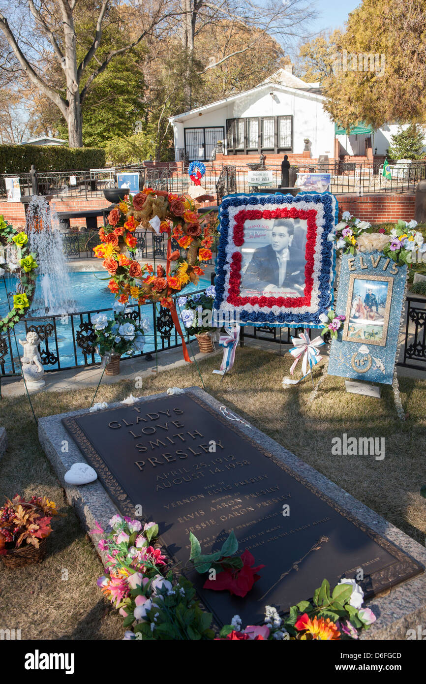 Elvis Aron Presley grave at Graceland, Memphis, Tennessee, USA Stock ...