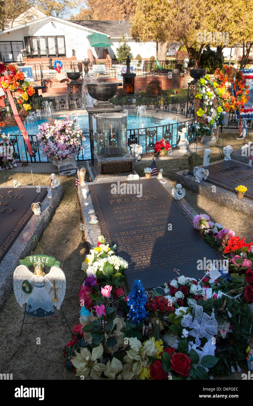 Elvis presley grave hi-res stock photography and images - Alamy