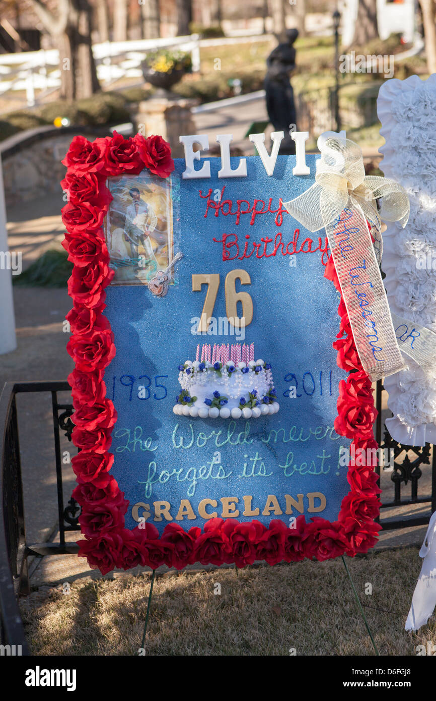 Memorial of Elvis Aron Presley at Graceland, Memphis, Tennessee, USA ...