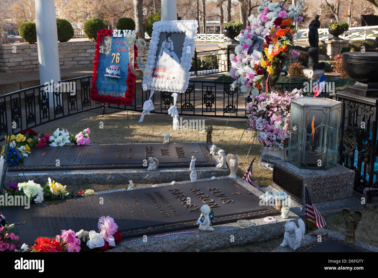 Elvis presley grave hi-res stock photography and images - Alamy