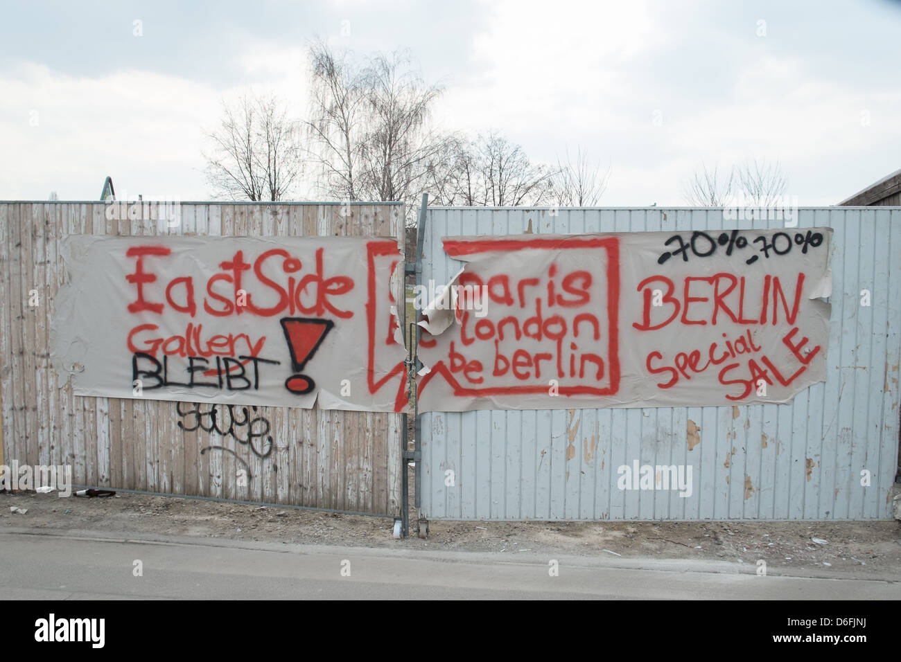 Protest banner against the modernisation of Berlin at the Eastside ...