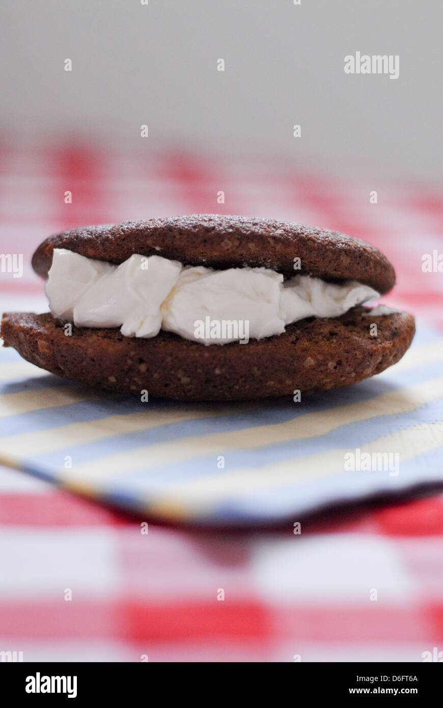 Whipped cream fillings hi-res stock photography and images - Alamy