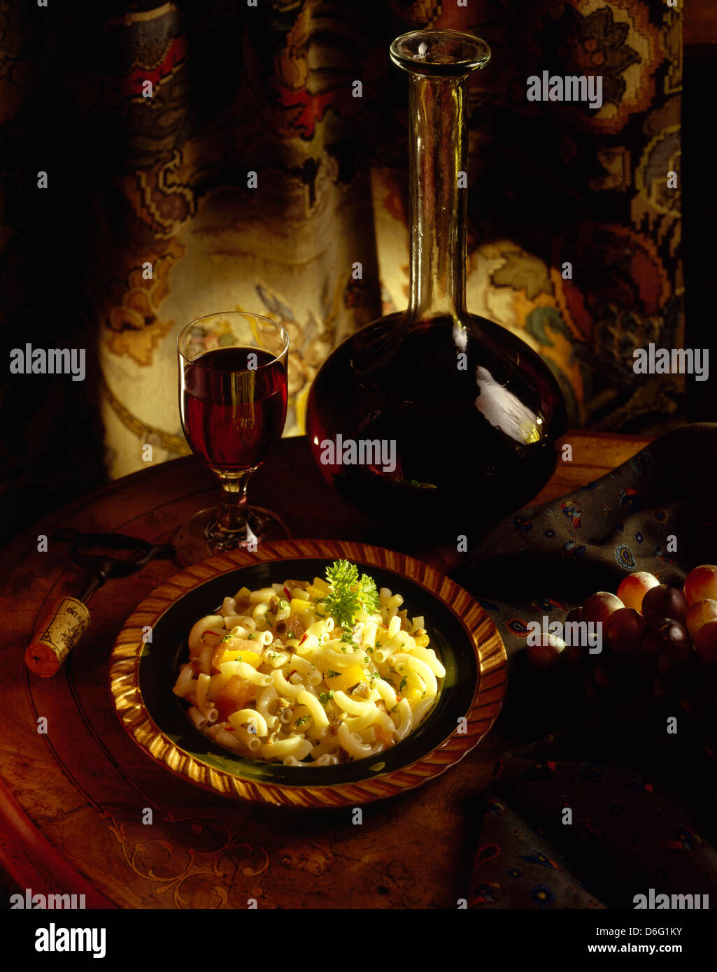 Pasta in table setting wine hi-res stock photography and images - Alamy