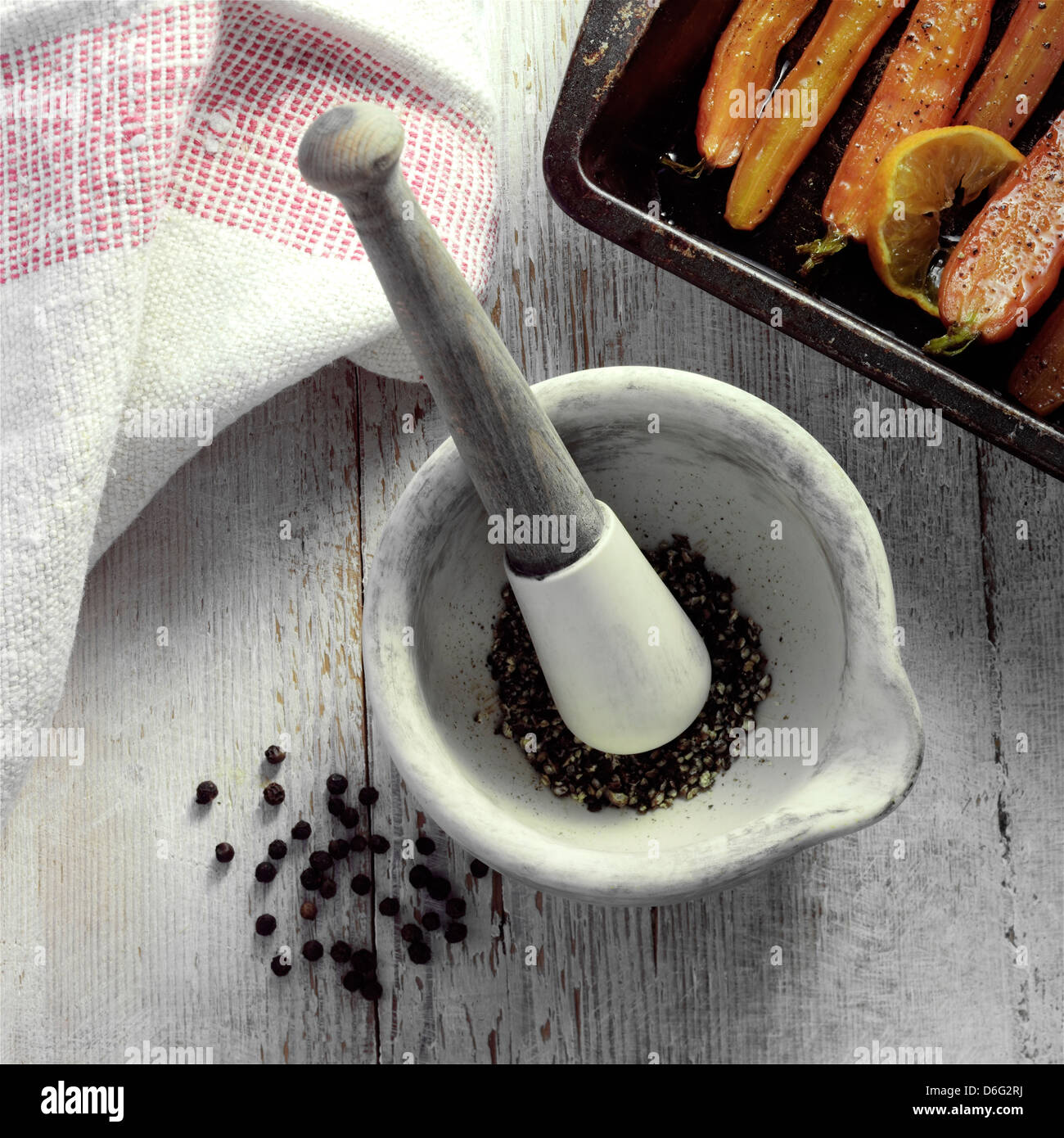 Mortar/ crushing peppercorns Stock Photo - Alamy
