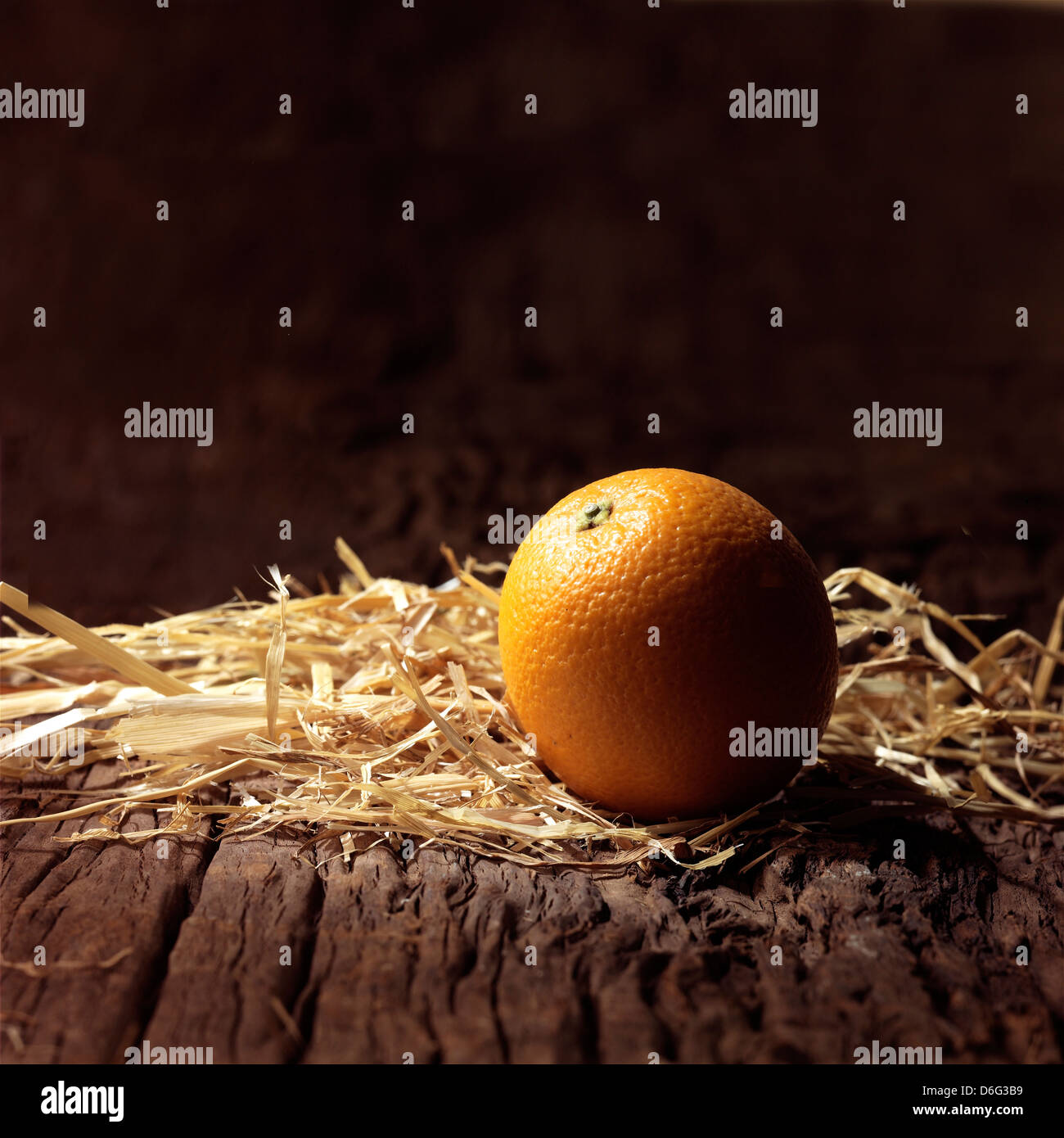 Single Orange on a rustic table Stock Photo - Alamy