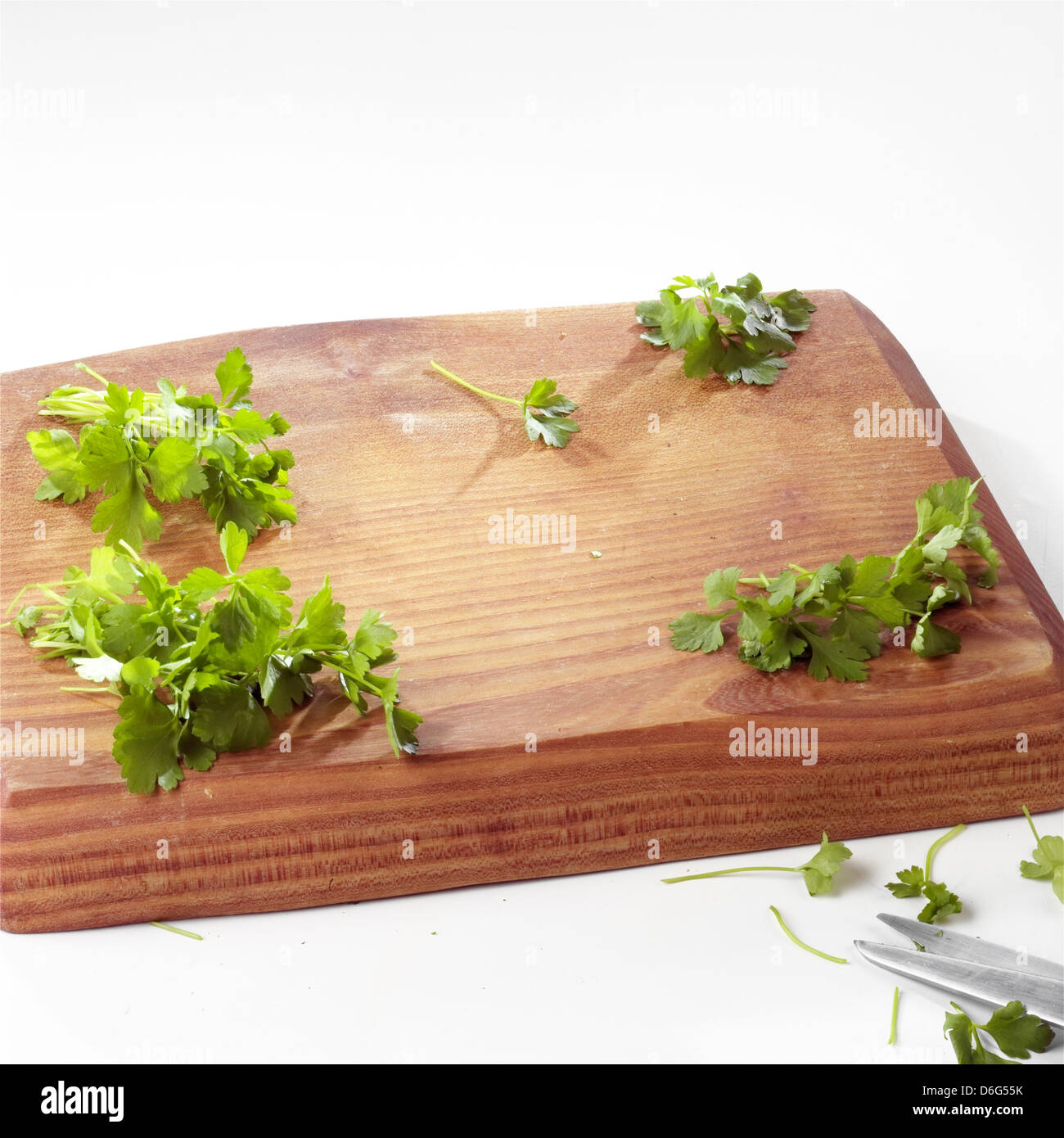 Chopped Coriander on a Chopping Board Stock Photo - Alamy