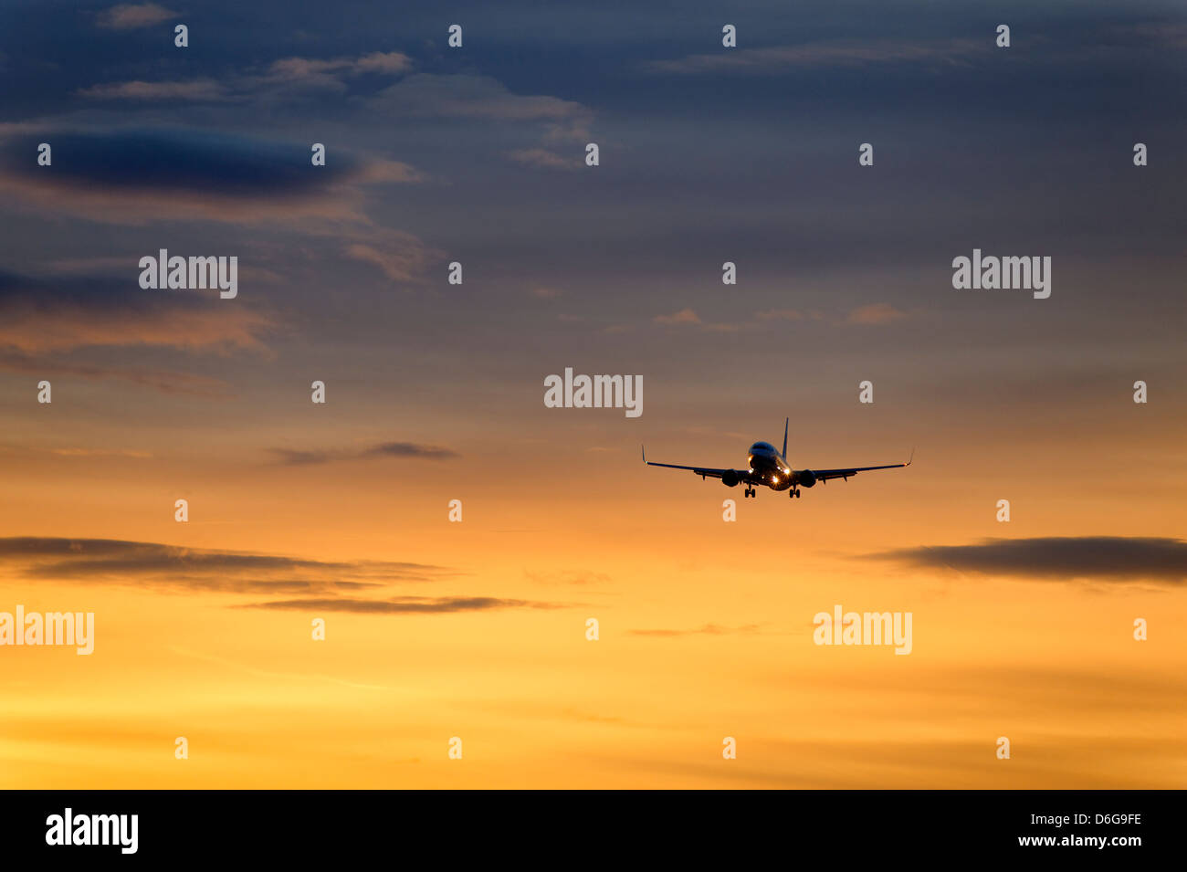 Jet airplane in flight Stock Photo - Alamy