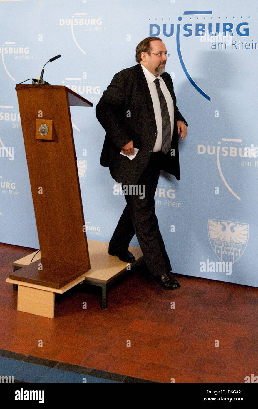 Deselected mayor of Duisburg, Adolf Sauerland, leaves the speaker's ...