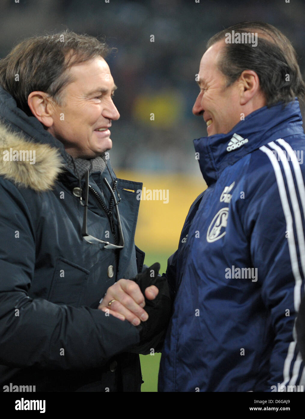 Schalke's headcoach Huub Stevens (R) shakes hands with soccer coach ...