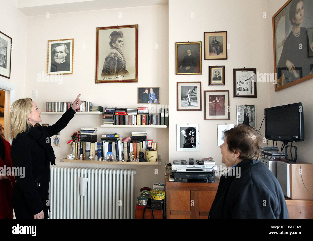 Bettina Wulff (L), wife of German President Christian Wulff, visits the ...