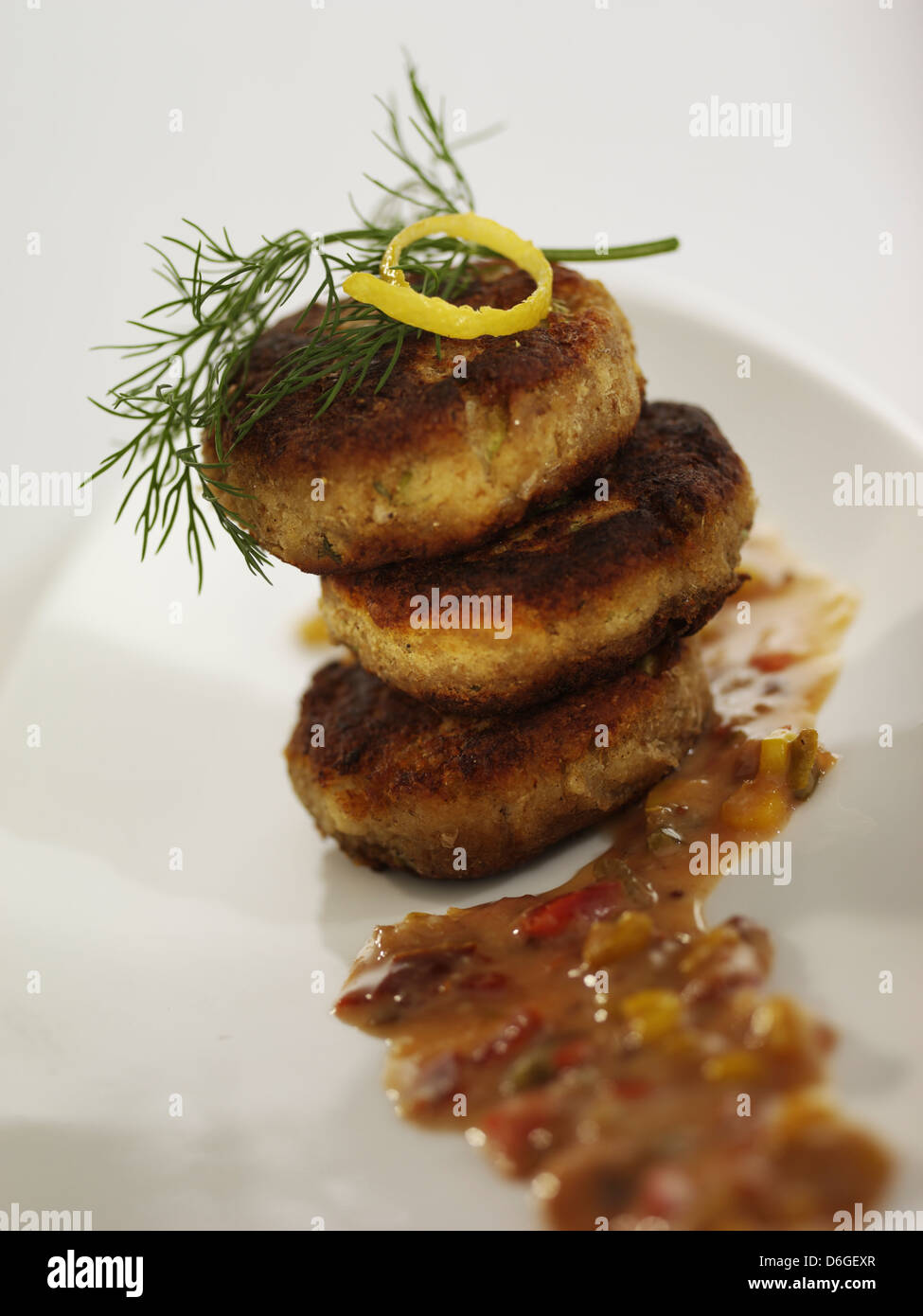 Plated crab cake hi-res stock photography and images - Alamy