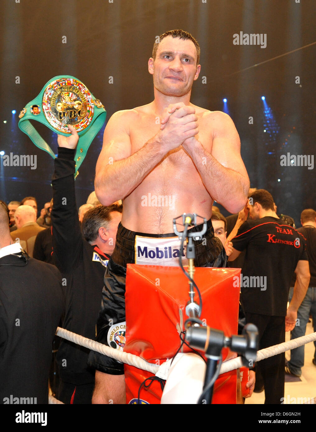 Ukrainian boxer Vitali Klitschko celebrates after defeating British ...