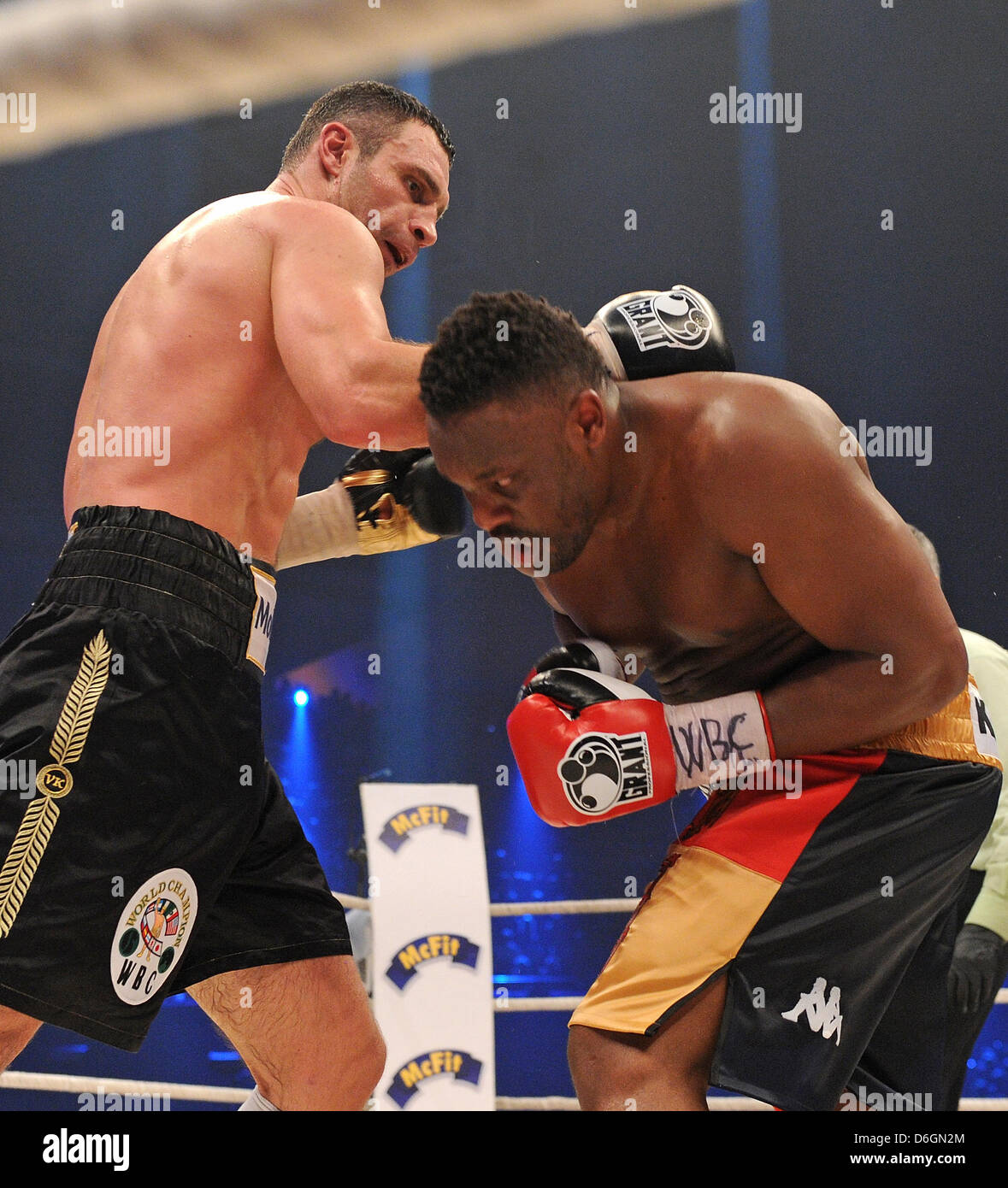 Ukrainian boxer Vitali Klitschko (L) fights against British boxer ...