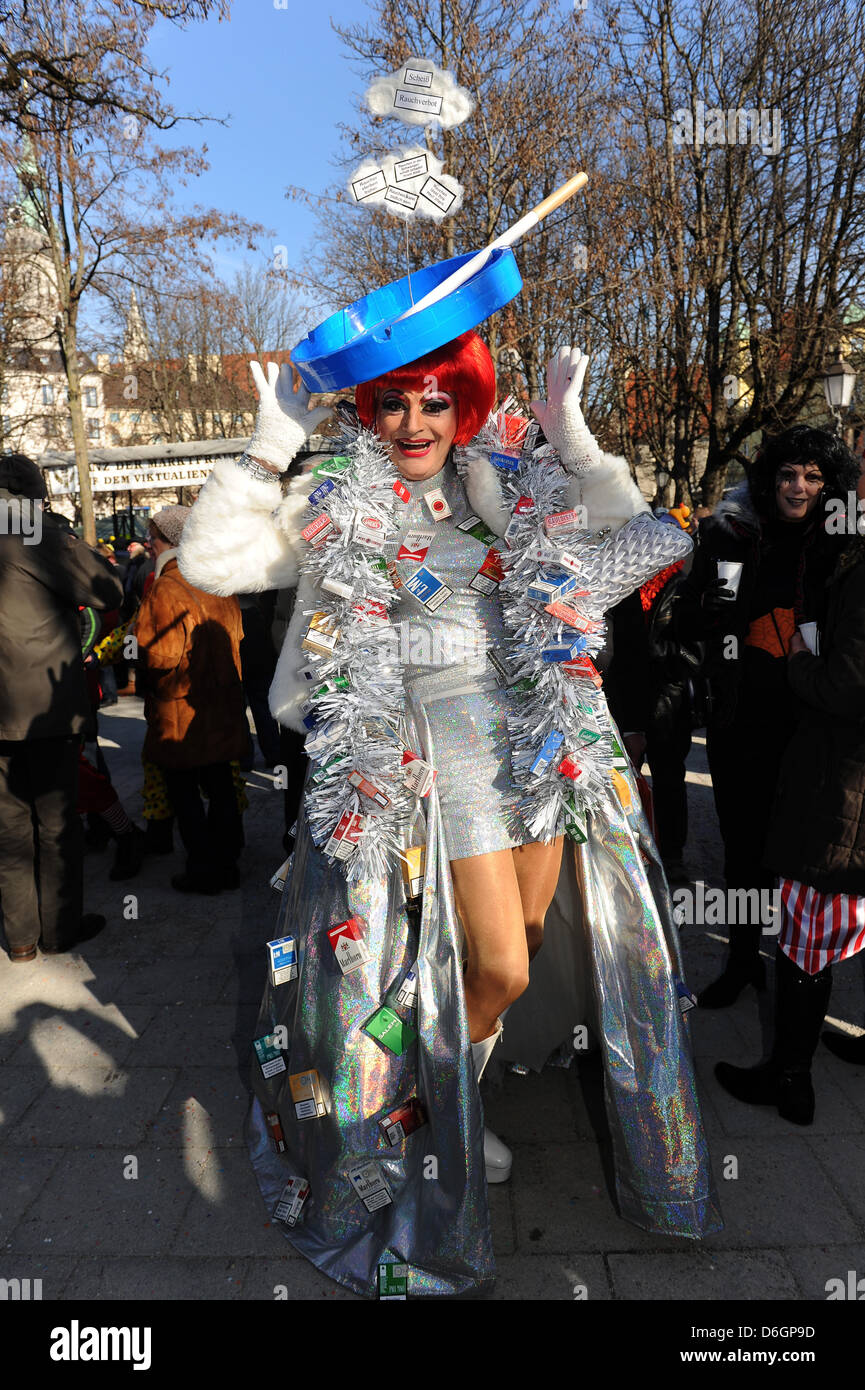 A man in costume participates in the carnival on the Viktualienmarkt in ...