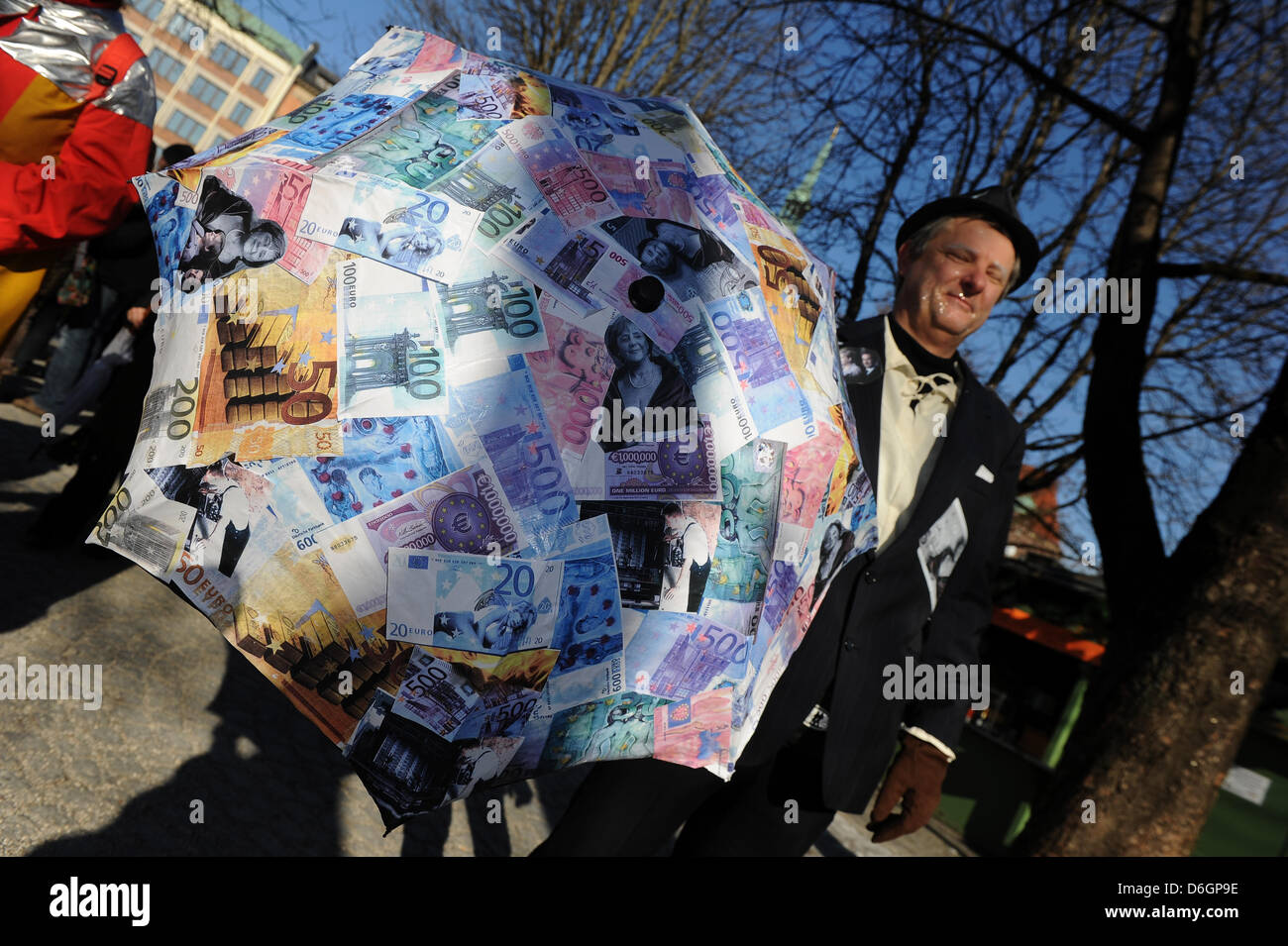 A man in costume participates in the carnival on the Viktualienmarkt in ...