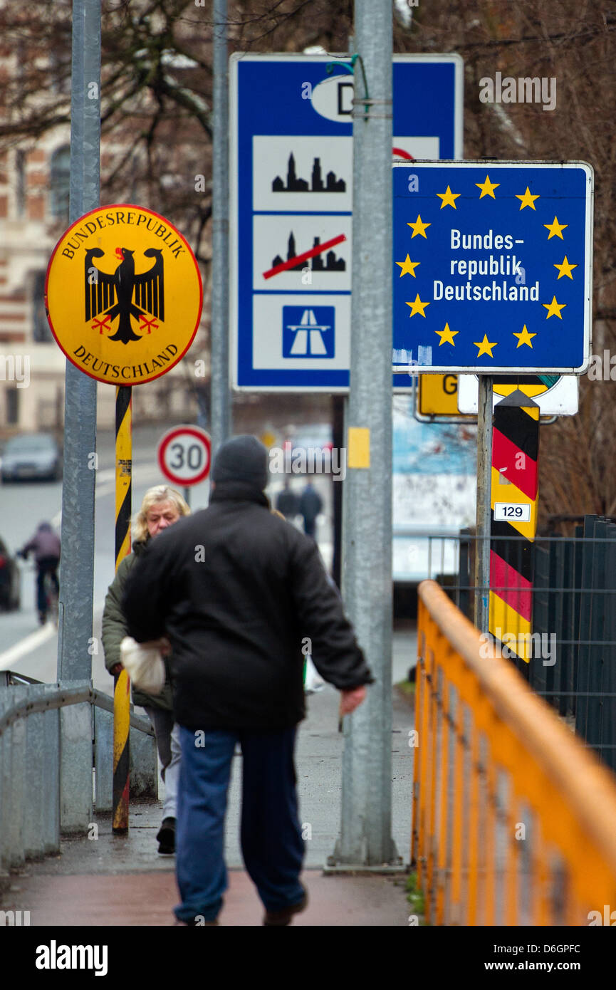 Pedestrians cross the German-Polish border in Goerlitz, Germany, 24 ...