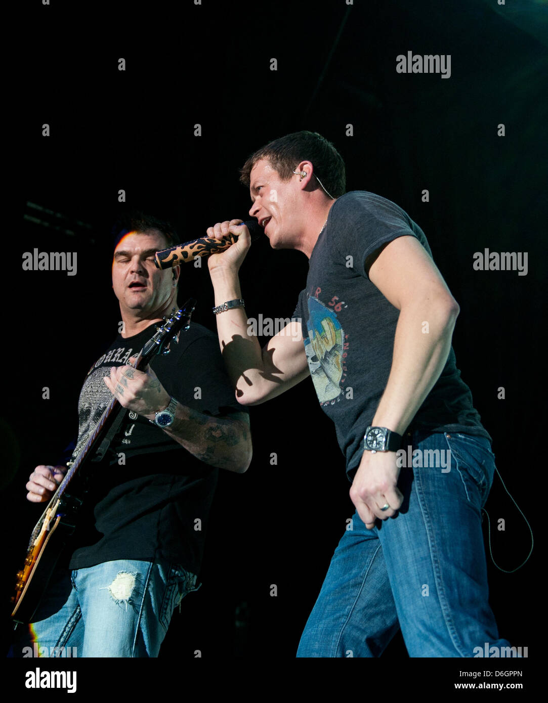 Singer Brad Arnold and the guitarist of the US American rock band 3 ...