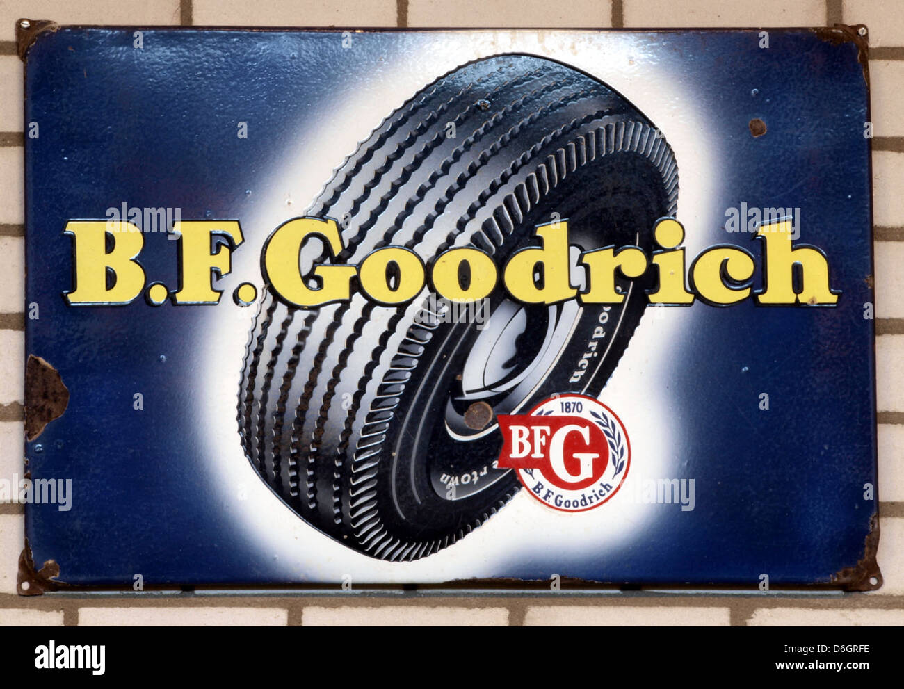 Car signs advertising vintage hi-res stock photography and images - Alamy