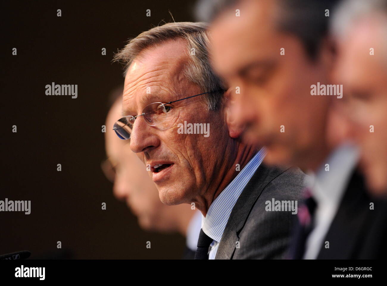 Unter dem strich hi-res stock photography and images - Alamy