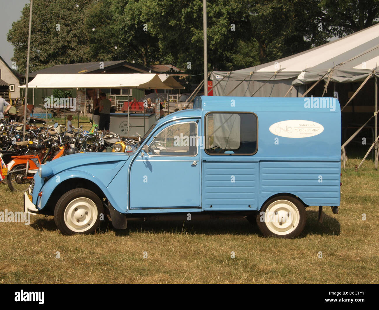 Blue Citroën 2CV pic3 Stock Photo - Alamy