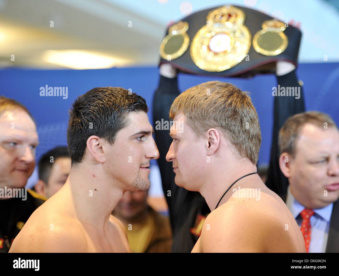 Heavyweight boxer weigh in hi-res stock photography and images - Alamy