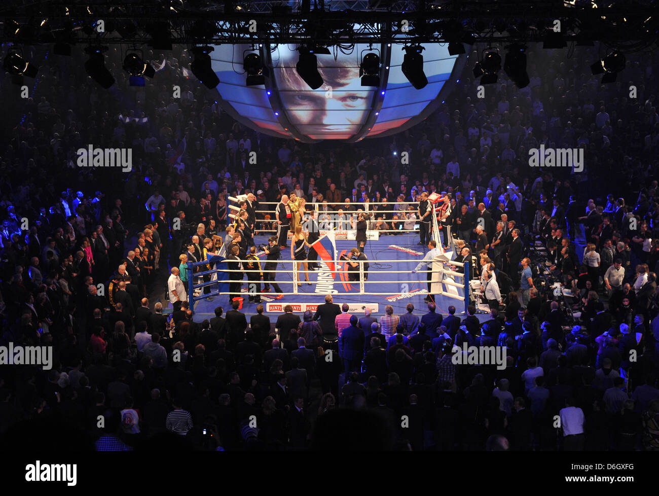 Boxing match audience hi-res stock photography and images - Alamy