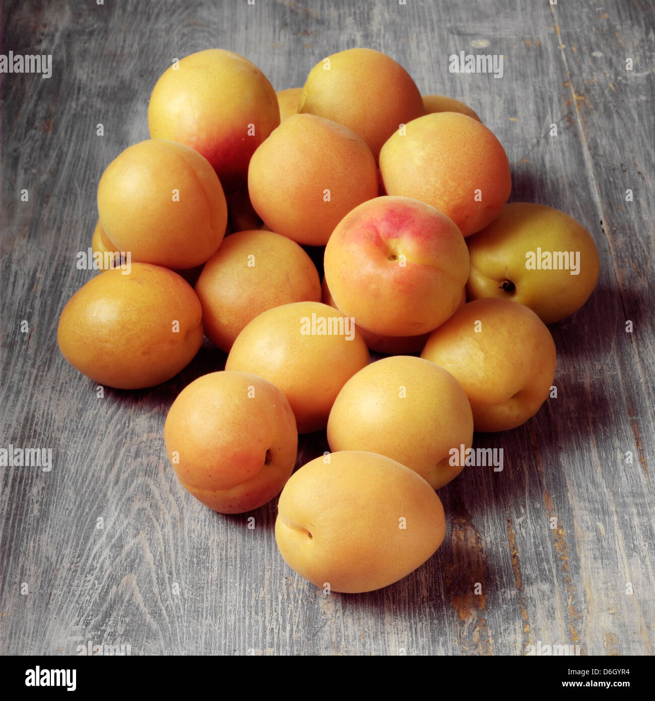 Loose apricots hi-res stock photography and images - Alamy