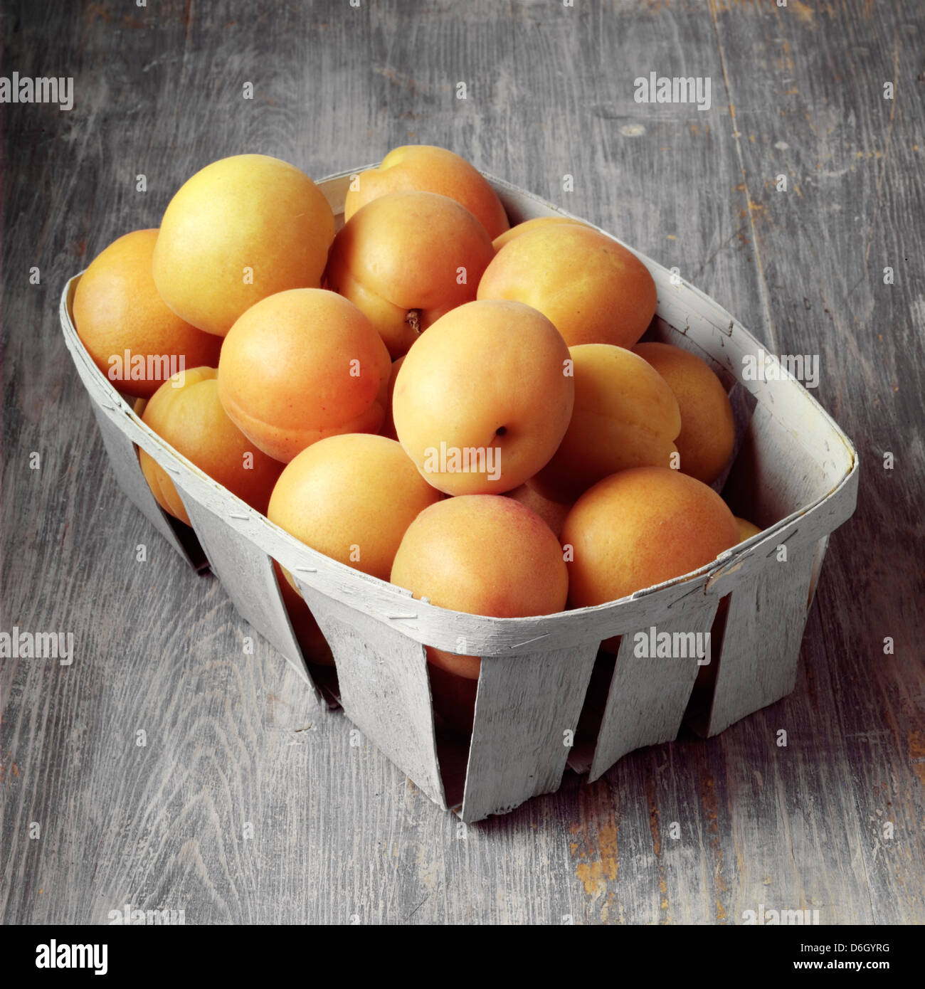 Loose apricots hi-res stock photography and images - Alamy