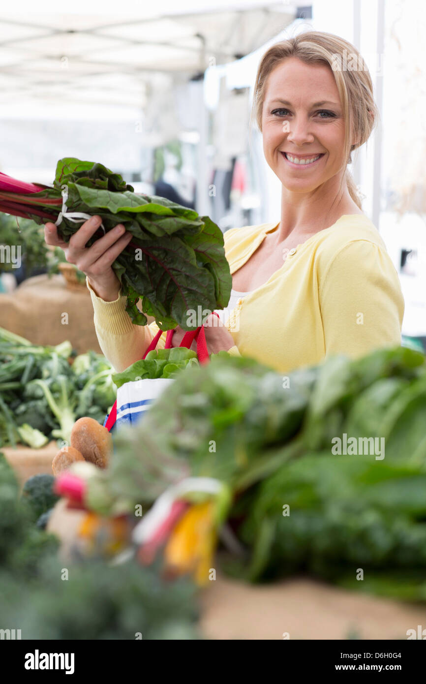 Woman shopping at farmer's market Stock Photo - Alamy