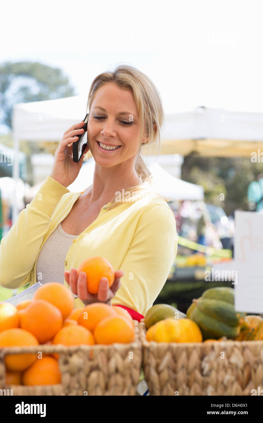 Woman shopping at farmer's market Stock Photo - Alamy