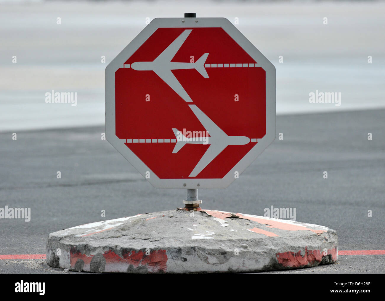 Air traffic control towers hi-res stock photography and images - Alamy