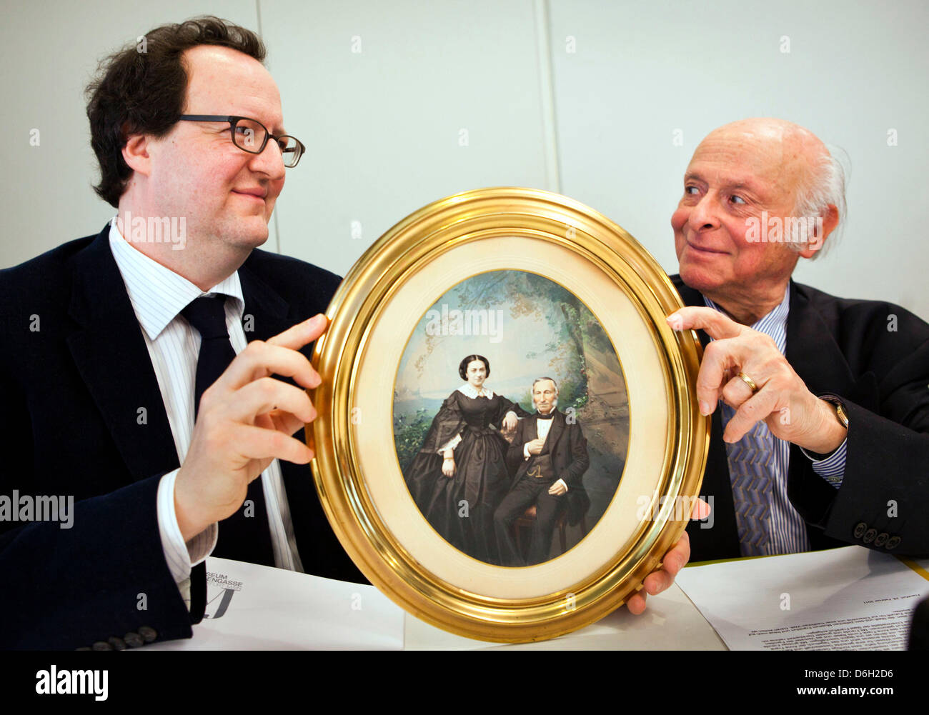 Museum director Raphael Gross (L) and Buddy Elias (86), cousin of Anne ...