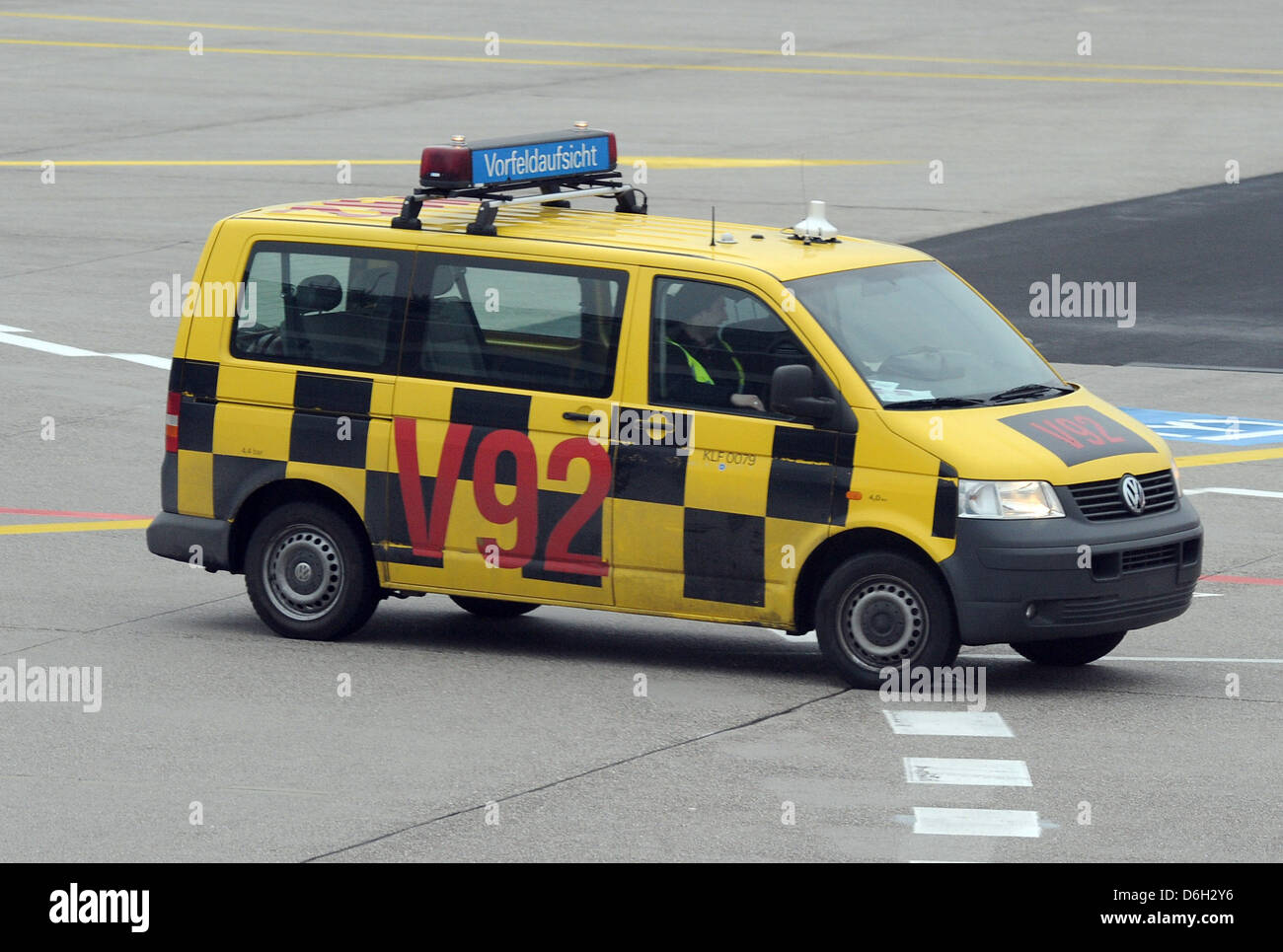 A follow-me vehichle drives on the taxiway at the airport in Frankfurt ...